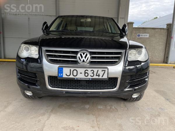 Black Volkswagen Touareg 2007 in Daugavpils, with an engine capacity of 3.00 L and mileage of 285 thousand km for 3500 €, photo 2 on AUTOMOTO.COM.LV