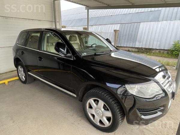 Black Volkswagen Touareg 2007 in Daugavpils, with an engine capacity of 3.00 L and mileage of 285 thousand km for 3500 €, photo 3 on AUTOMOTO.COM.LV