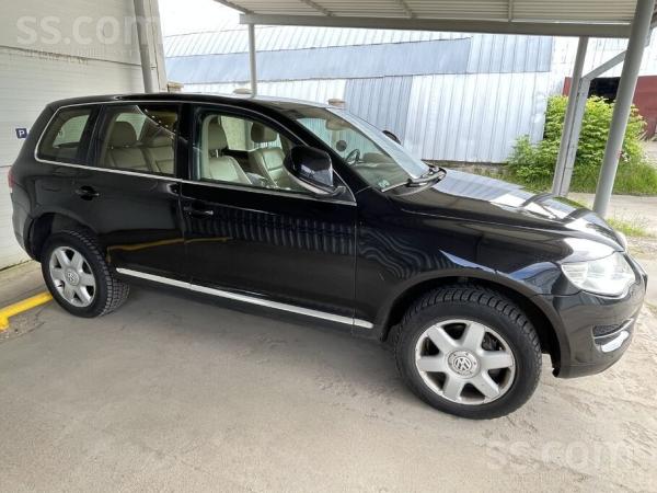 Black Volkswagen Touareg 2007 in Daugavpils, with an engine capacity of 3.00 L and mileage of 285 thousand km for 3500 €, photo 4 on AUTOMOTO.COM.LV