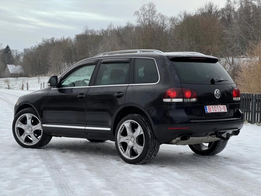 Black Volkswagen Touareg 2007 in Rezekne, with an engine capacity of 5.00 L and mileage of 398 thousand km for 4490 €, photo 2 on AUTOMOTO.COM.LV