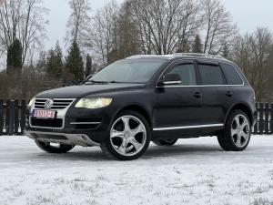Black Volkswagen Touareg 2007 in Rezekne, with an engine capacity of 5.00 L and mileage of 398 thousand km for 4490 €, photo 4 on AUTOMOTO.COM.LV