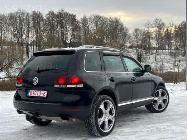 Black Volkswagen Touareg 2007 in Rezekne, with an engine capacity of 5.00 L and mileage of 0 thousand km for 4390 €, photo 3 on AUTOMOTO.COM.LV