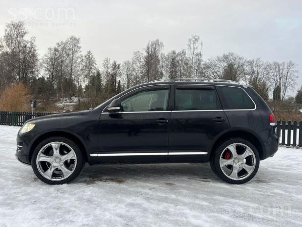 Black Volkswagen Touareg 2007 in Rezekne, with an engine capacity of 5.00 L and mileage of 0 thousand km for 4390 €, photo 5 on AUTOMOTO.COM.LV