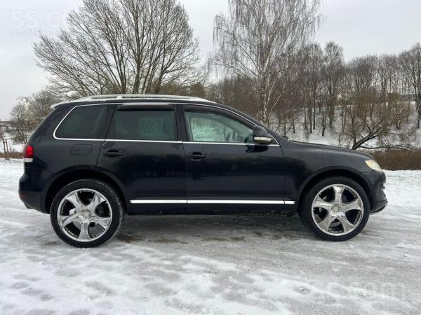 Black Volkswagen Touareg 2007 in Rezekne, with an engine capacity of 5.00 L and mileage of 0 thousand km for 4390 €, photo 6 on AUTOMOTO.COM.LV
