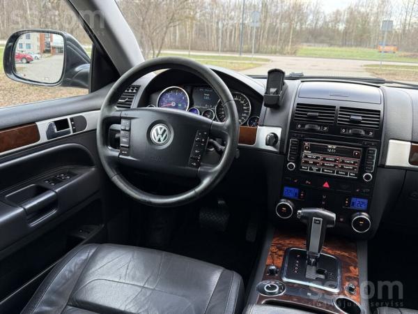 Black Volkswagen Touareg 2007 in Riga, with an engine capacity of 3.00 L and mileage of 392 thousand km for 3950 €, photo 9 on AUTOMOTO.COM.LV
