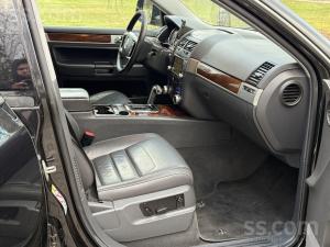 Melns Volkswagen Touareg 2007 Rīga, ar dzinēja tilpumu 3.00 L un nobraukumu 392 tūkst. km par 3950 €, foto 17 vietnē AUTOMOTO.COM.LV