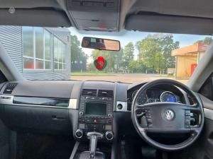 Melns Volkswagen Touareg 2007 Tauragė, ar dzinēja tilpumu 2.97 L un nobraukumu 213 tūkst. km par 2750 €, foto 10 vietnē AUTOMOTO.COM.LV