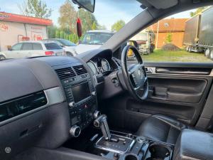 Melns Volkswagen Touareg 2007 Tauragė, ar dzinēja tilpumu 2.97 L un nobraukumu 213 tūkst. km par 2750 €, foto 12 vietnē AUTOMOTO.COM.LV