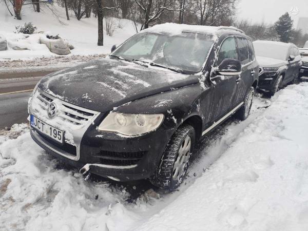 Black Volkswagen Touareg 2007 in Vilnius, with an engine capacity of 2.97 L and mileage of 350 thousand km for 2450 €, photo 1 on AUTOMOTO.COM.LV