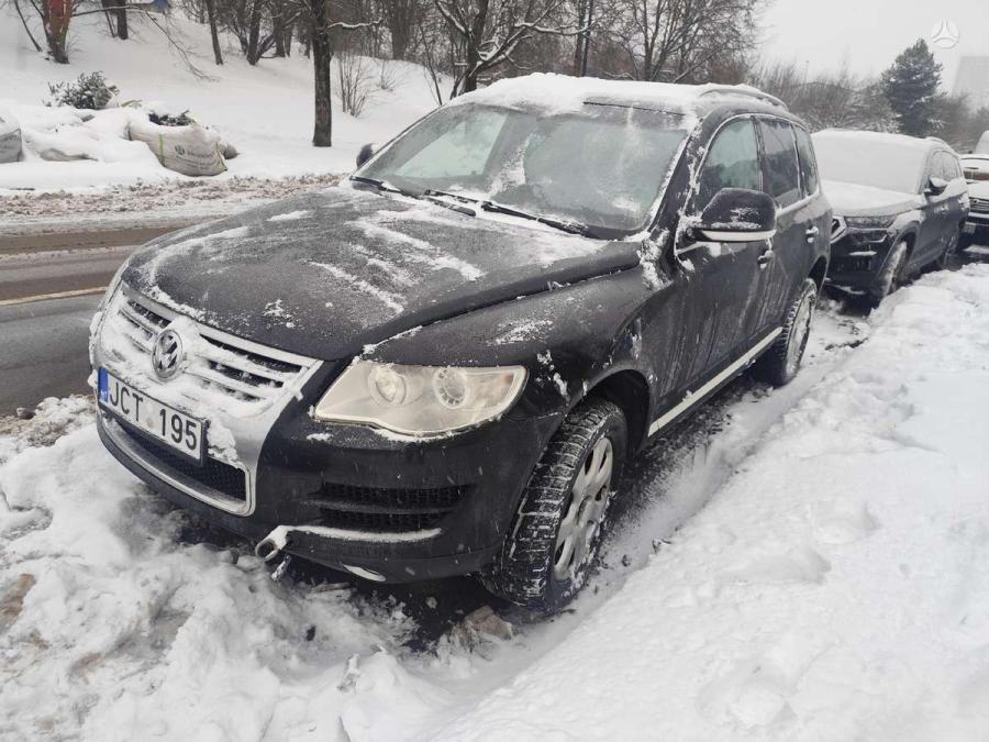 Melns Volkswagen Touareg 2007 Viļņa, ar dzinēja tilpumu 2.97 L un nobraukumu 350 tūkst. km par 2450 €, foto 1 vietnē AUTOMOTO.COM.LV