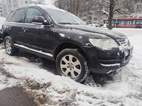 Black Volkswagen Touareg 2007 in Vilnius, with an engine capacity of 2.97 L and mileage of 350 thousand km for 2450 €, photo 2 on AUTOMOTO.COM.LV