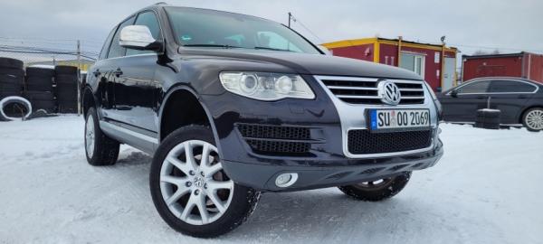 Black Volkswagen Touareg 2007 in Riga, with an engine capacity of 3.00 L and mileage of 327 thousand km for 6900 €, photo 1 on AUTOMOTO.COM.LV
