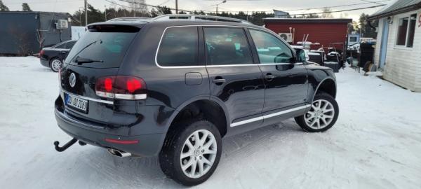 Black Volkswagen Touareg 2007 in Riga, with an engine capacity of 3.00 L and mileage of 327 thousand km for 6900 €, photo 4 on AUTOMOTO.COM.LV