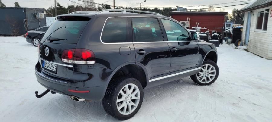 Black Volkswagen Touareg 2007 in Riga, with an engine capacity of 3.00 L and mileage of 327 thousand km for 6900 €, photo 4 on AUTOMOTO.COM.LV