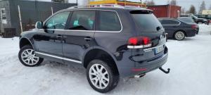 Black Volkswagen Touareg 2007 in Riga, with an engine capacity of 3.00 L and mileage of 327 thousand km for 6900 €, photo 7 on AUTOMOTO.COM.LV