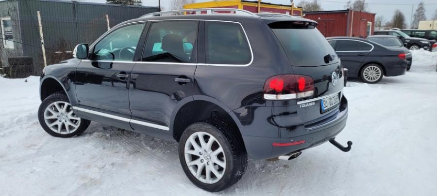 Black Volkswagen Touareg 2007 in Riga, with an engine capacity of 3.00 L and mileage of 327 thousand km for 6900 €, photo 7 on AUTOMOTO.COM.LV