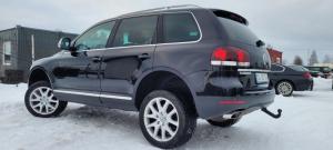 Black Volkswagen Touareg 2007 in Riga, with an engine capacity of 3.00 L and mileage of 327 thousand km for 6900 €, photo 8 on AUTOMOTO.COM.LV