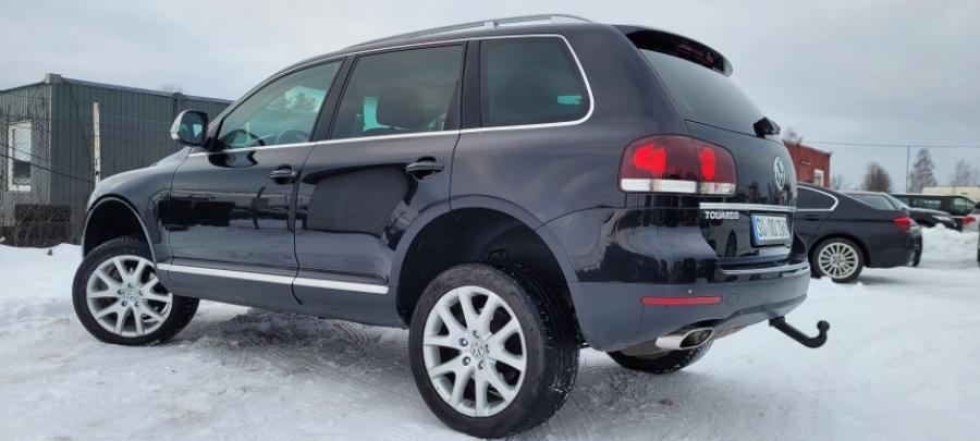 Black Volkswagen Touareg 2007 in Riga, with an engine capacity of 3.00 L and mileage of 327 thousand km for 6900 €, photo 8 on AUTOMOTO.COM.LV