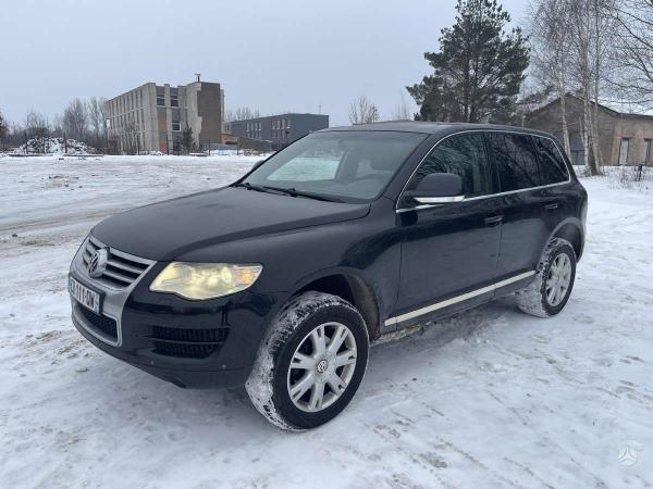 Black Volkswagen Touareg 2007 in Taurage, with an engine capacity of 2.46 L and mileage of 281 thousand km for 5200 €, photo 1 on AUTOMOTO.COM.LV
