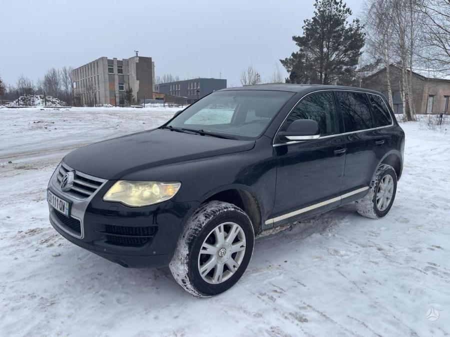 Black Volkswagen Touareg 2007 in Taurage, with an engine capacity of 2.46 L and mileage of 281 thousand km for 5200 €, photo 1 on AUTOMOTO.COM.LV