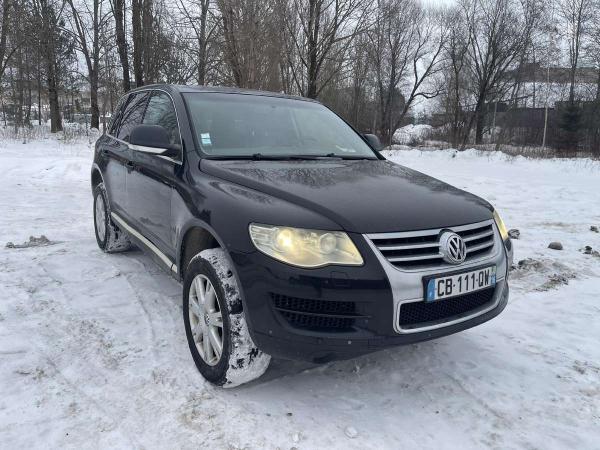 Black Volkswagen Touareg 2007 in Taurage, with an engine capacity of 2.46 L and mileage of 281 thousand km for 5200 €, photo 2 on AUTOMOTO.COM.LV