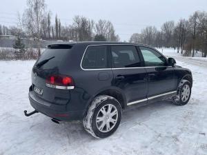 Black Volkswagen Touareg 2007 in Taurage, with an engine capacity of 2.46 L and mileage of 281 thousand km for 5200 €, photo 3 on AUTOMOTO.COM.LV
