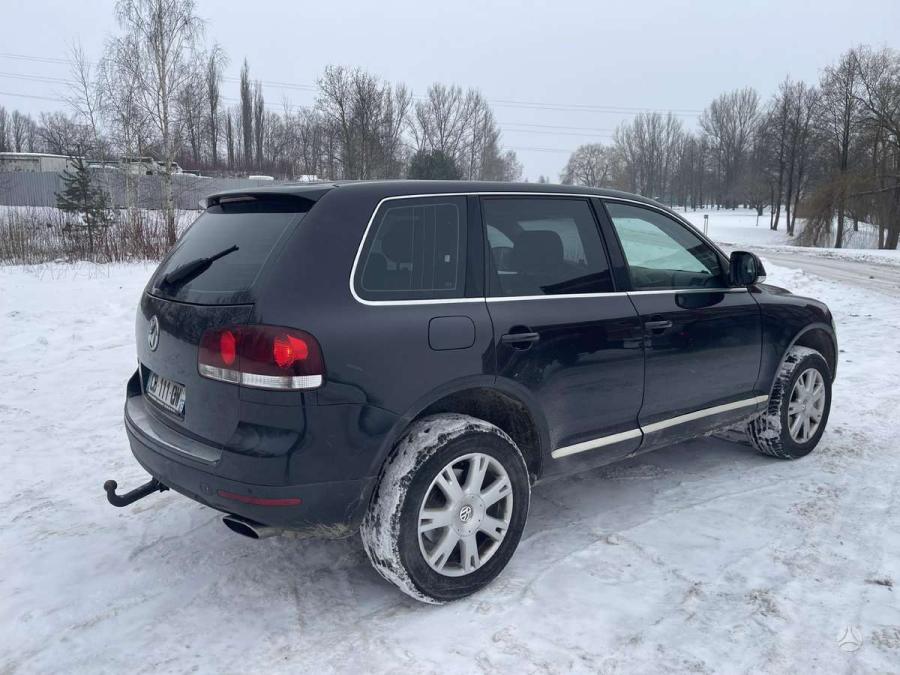 Black Volkswagen Touareg 2007 in Taurage, with an engine capacity of 2.46 L and mileage of 281 thousand km for 5200 €, photo 3 on AUTOMOTO.COM.LV