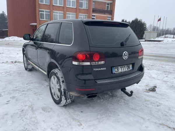 Black Volkswagen Touareg 2007 in Taurage, with an engine capacity of 2.46 L and mileage of 281 thousand km for 5200 €, photo 4 on AUTOMOTO.COM.LV