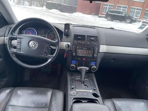 Black Volkswagen Touareg 2007 in Taurage, with an engine capacity of 2.46 L and mileage of 281 thousand km for 5200 €, photo 8 on AUTOMOTO.COM.LV