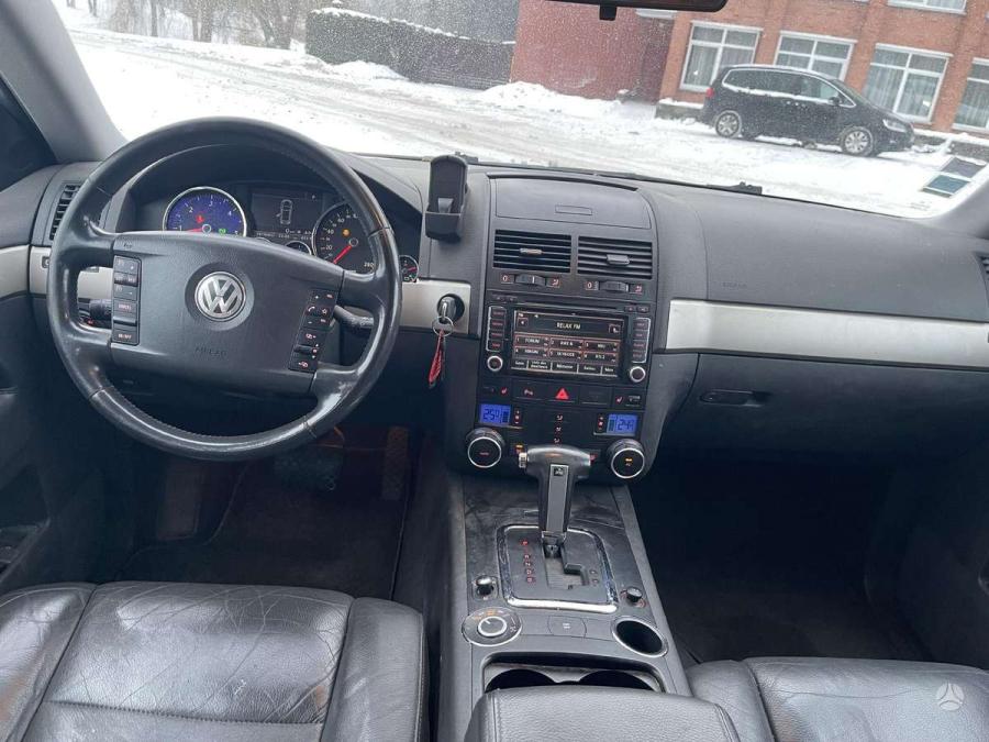 Black Volkswagen Touareg 2007 in Taurage, with an engine capacity of 2.46 L and mileage of 281 thousand km for 5200 €, photo 8 on AUTOMOTO.COM.LV