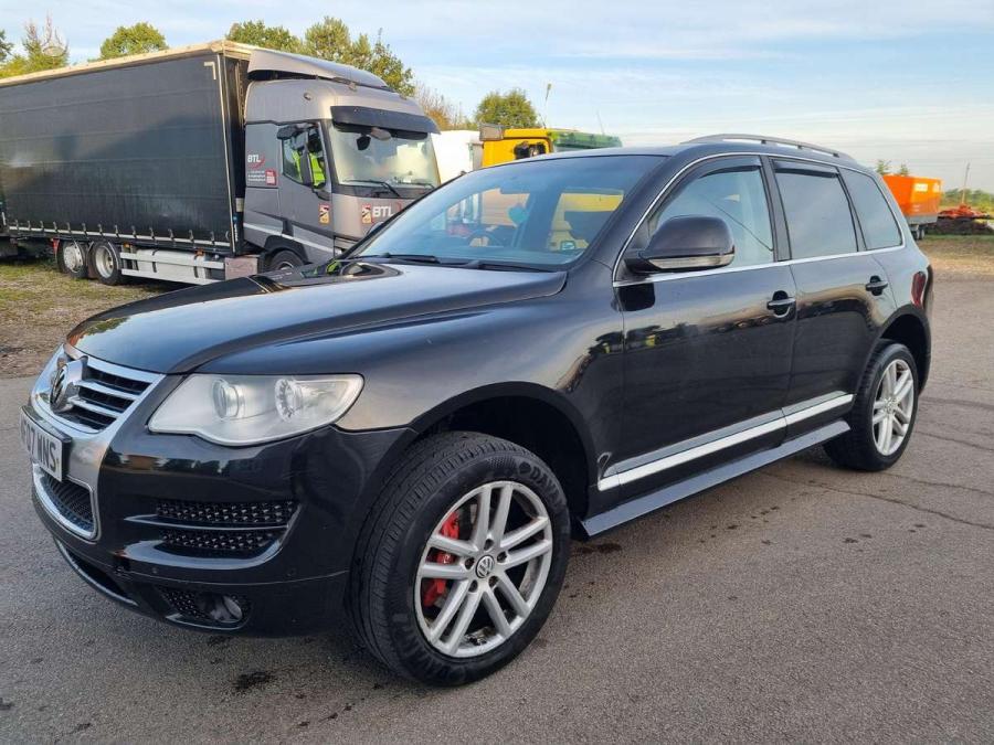 Melns Volkswagen Touareg 2007 Tauragė, ar dzinēja tilpumu 2.97 L un nobraukumu 213 tūkst. km par 2650 €, foto 1 vietnē AUTOMOTO.COM.LV