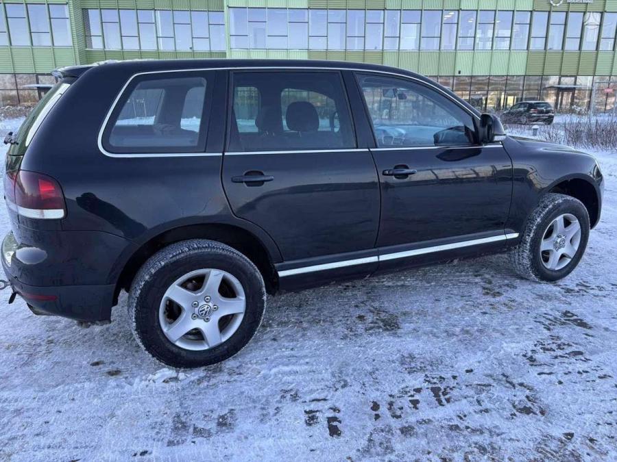Black Volkswagen Touareg 2007 in Vilnius, with an engine capacity of 2.46 L and mileage of 263 thousand km for 350 €, photo 1 on AUTOMOTO.COM.LV