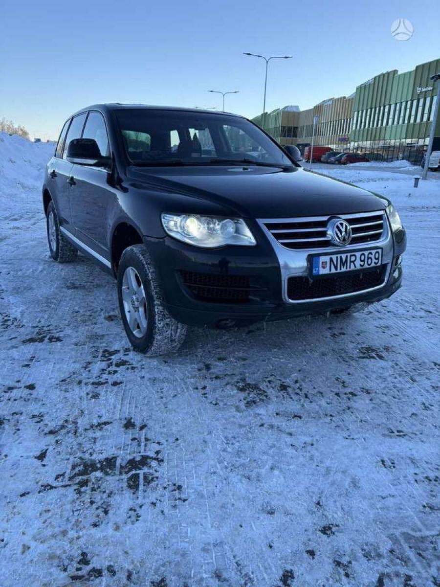 Black Volkswagen Touareg 2007 in Vilnius, with an engine capacity of 2.46 L and mileage of 263 thousand km for 350 €, photo 2 on AUTOMOTO.COM.LV