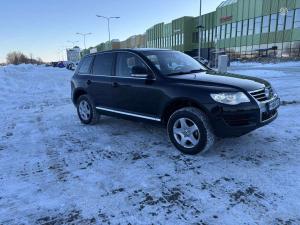 Black Volkswagen Touareg 2007 in Vilnius, with an engine capacity of 2.46 L and mileage of 263 thousand km for 350 €, photo 4 on AUTOMOTO.COM.LV