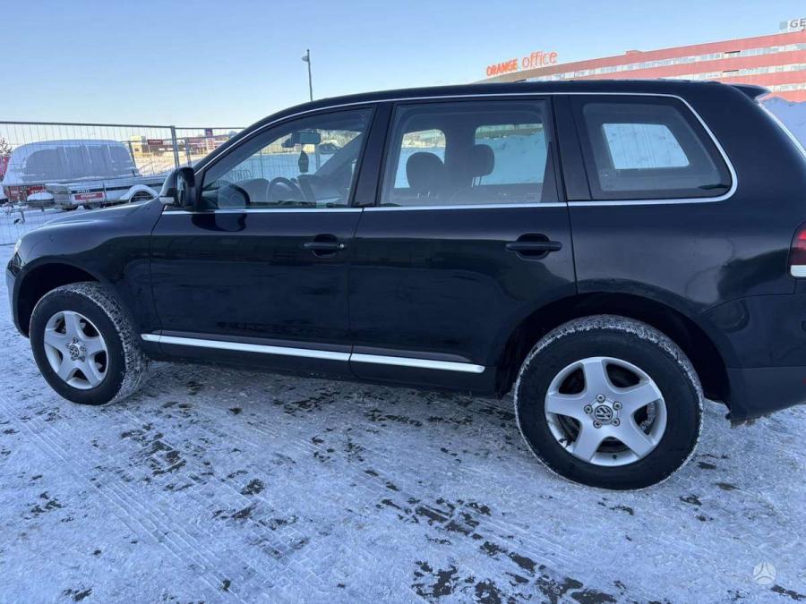 Black Volkswagen Touareg 2007 in Vilnius, with an engine capacity of 2.46 L and mileage of 263 thousand km for 350 €, photo 7 on AUTOMOTO.COM.LV