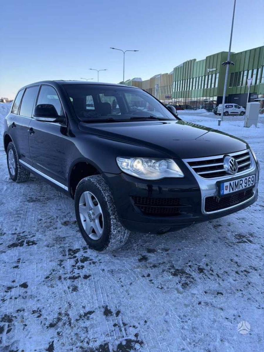 Black Volkswagen Touareg 2007 in Vilnius, with an engine capacity of 2.46 L and mileage of 263 thousand km for 350 €, photo 8 on AUTOMOTO.COM.LV