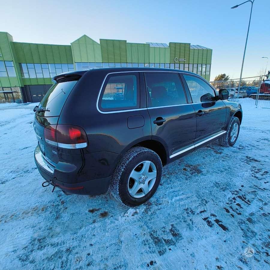 Black Volkswagen Touareg 2007 in Vilnius, with an engine capacity of 2.46 L and mileage of 263 thousand km for 350 €, photo 10 on AUTOMOTO.COM.LV
