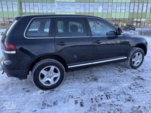 Black Volkswagen Touareg 2007 in Vilnius, with an engine capacity of 2.50 L and mileage of 263 thousand km for 3500 €, photo 2 on AUTOMOTO.COM.LV