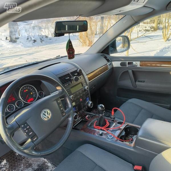 Melns Volkswagen Touareg 2007 Viļņa, ar dzinēja tilpumu 2.50 L un nobraukumu 263 tūkst. km par 3500 €, foto 3 vietnē AUTOMOTO.COM.LV