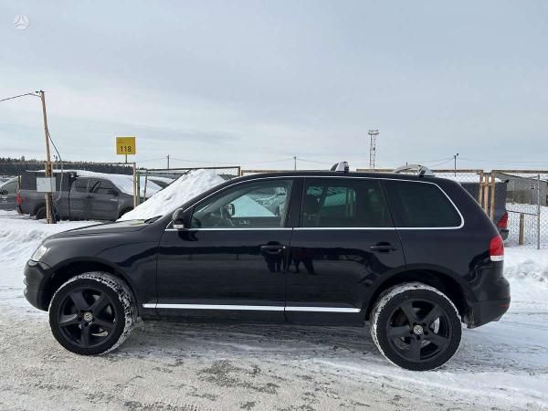Black Volkswagen Touareg 2007 in Vilnius, with an engine capacity of 4.92 L and mileage of 284 thousand km for 2999 €, photo 2 on AUTOMOTO.COM.LV