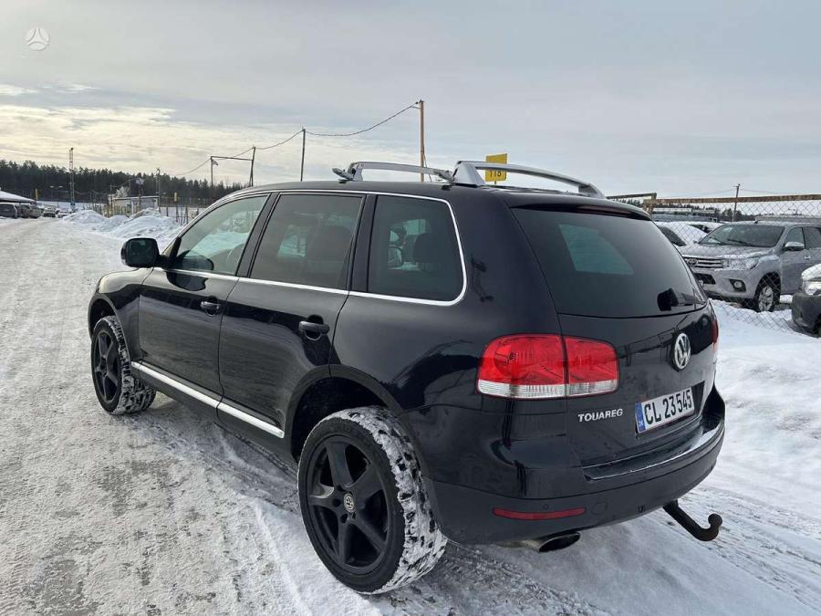 Black Volkswagen Touareg 2007 in Vilnius, with an engine capacity of 4.92 L and mileage of 284 thousand km for 2999 €, photo 3 on AUTOMOTO.COM.LV