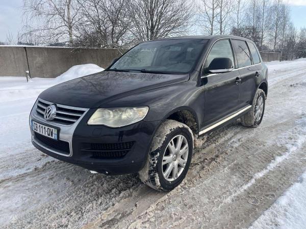 Melns Volkswagen Touareg 2007 Tauragė, ar dzinēja tilpumu 2.46 L un nobraukumu 281 tūkst. km par 4200 €, foto 1 vietnē AUTOMOTO.COM.LV