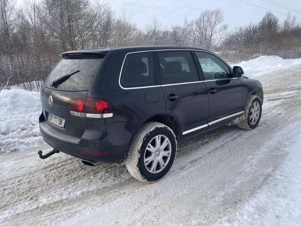 Melns Volkswagen Touareg 2007 Tauragė, ar dzinēja tilpumu 2.46 L un nobraukumu 281 tūkst. km par 4200 €, foto 3 vietnē AUTOMOTO.COM.LV