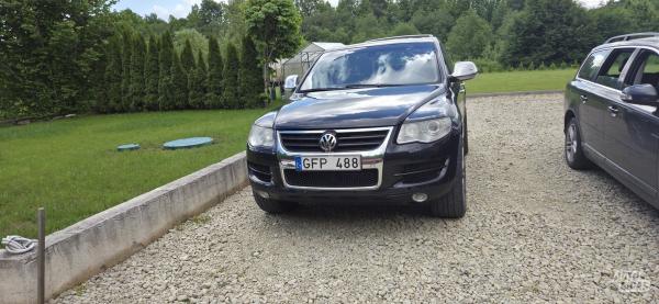 Black Volkswagen Touareg 2007 in Plunge, with an engine capacity of 3.00 L and mileage of 429 thousand km for 5000 €, photo 1 on AUTOMOTO.COM.LV