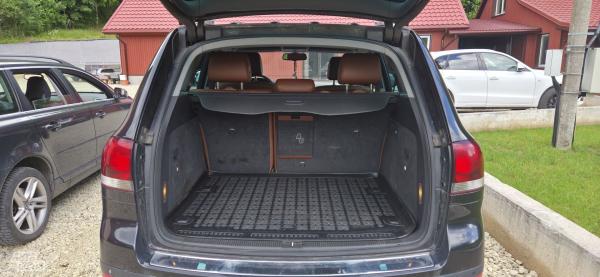 Black Volkswagen Touareg 2007 in Plunge, with an engine capacity of 3.00 L and mileage of 429 thousand km for 5000 €, photo 6 on AUTOMOTO.COM.LV