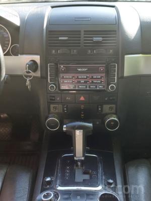 Black Volkswagen Touareg 2007 in Riga, with an engine capacity of 3.00 L and mileage of 309 thousand km for 5400 €, photo 5 on AUTOMOTO.COM.LV