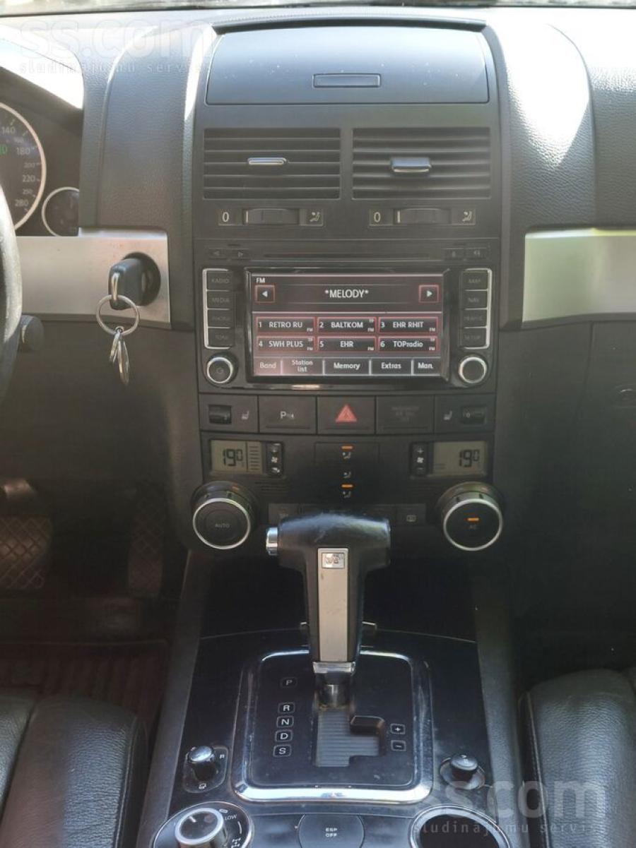 Black Volkswagen Touareg 2007 in Riga, with an engine capacity of 3.00 L and mileage of 309 thousand km for 5400 €, photo 5 on AUTOMOTO.COM.LV