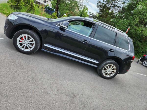 Melns Volkswagen Touareg 2007 Kauņa, ar dzinēja tilpumu 3.00 L un nobraukumu 286 tūkst. km par 3500 €, foto 1 vietnē AUTOMOTO.COM.LV
