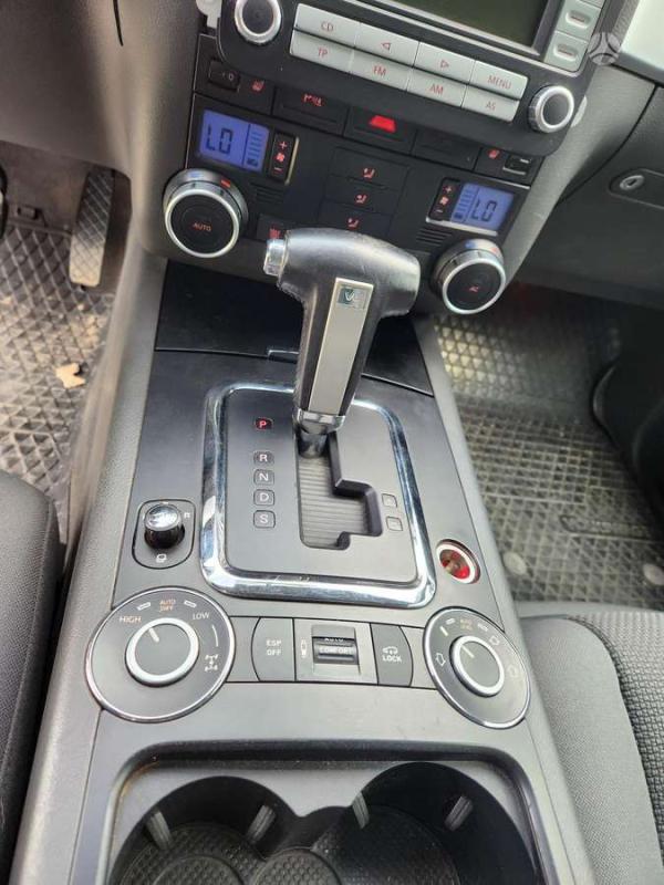 Melns Volkswagen Touareg 2007 Kauņa, ar dzinēja tilpumu 3.00 L un nobraukumu 286 tūkst. km par 3500 €, foto 5 vietnē AUTOMOTO.COM.LV