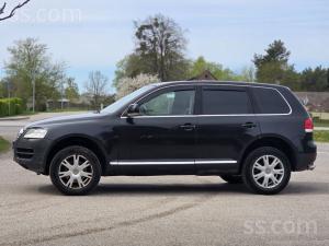 Black Volkswagen Touareg 2007 in Liepaja, with an engine capacity of 3.00 L and mileage of 282 thousand km for 2990 €, photo 4 on AUTOMOTO.COM.LV